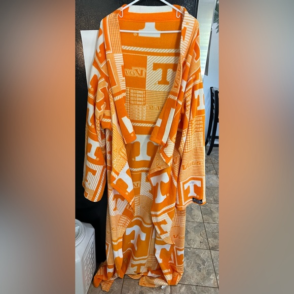 snuggie | Bedding | Tennessee Vols Collegiate Snuggie Blanket | Poshmark